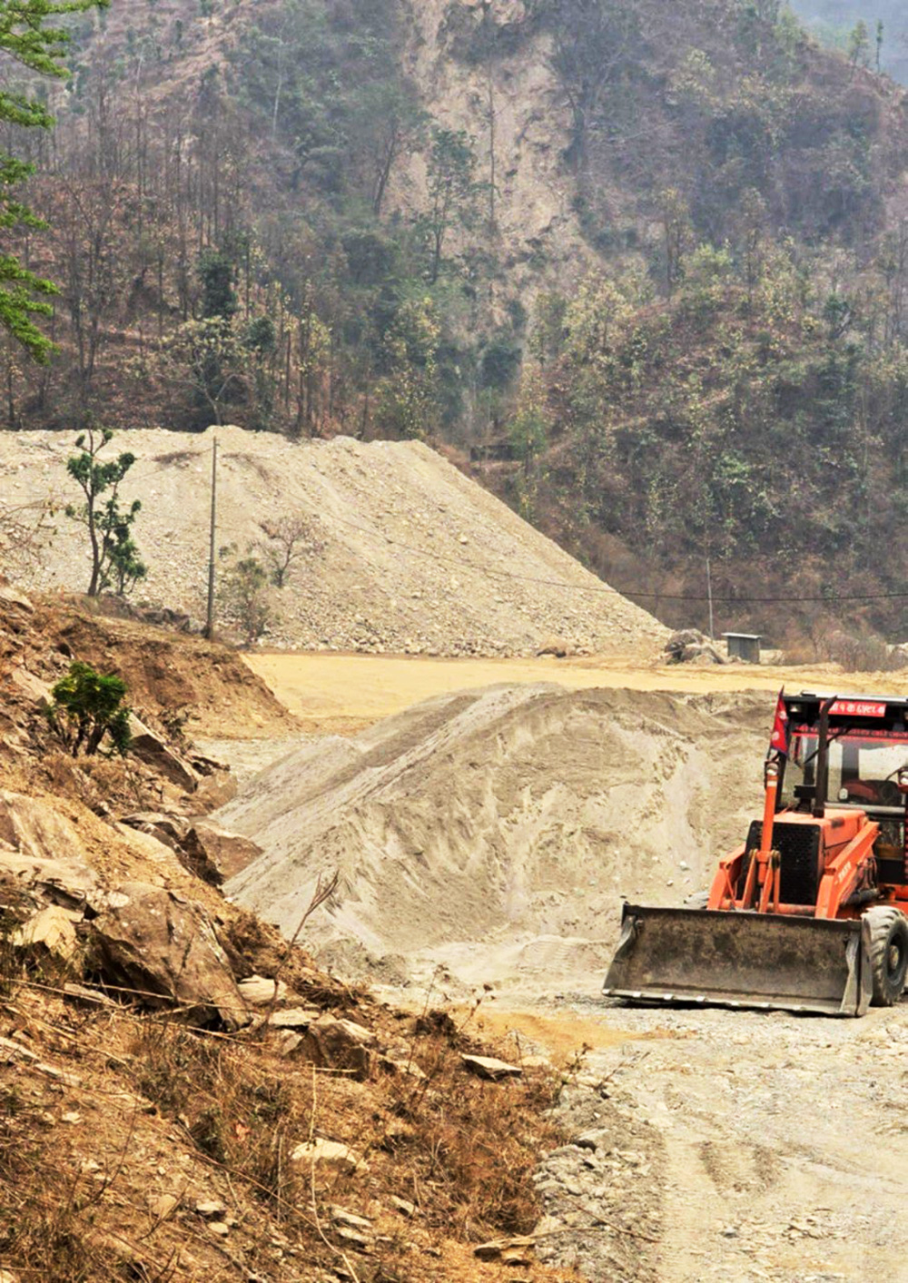 काठमाडौं-तराई द्रुतमार्गको काममा गिट्टी-बालुवाको अवैध उत्खनन
