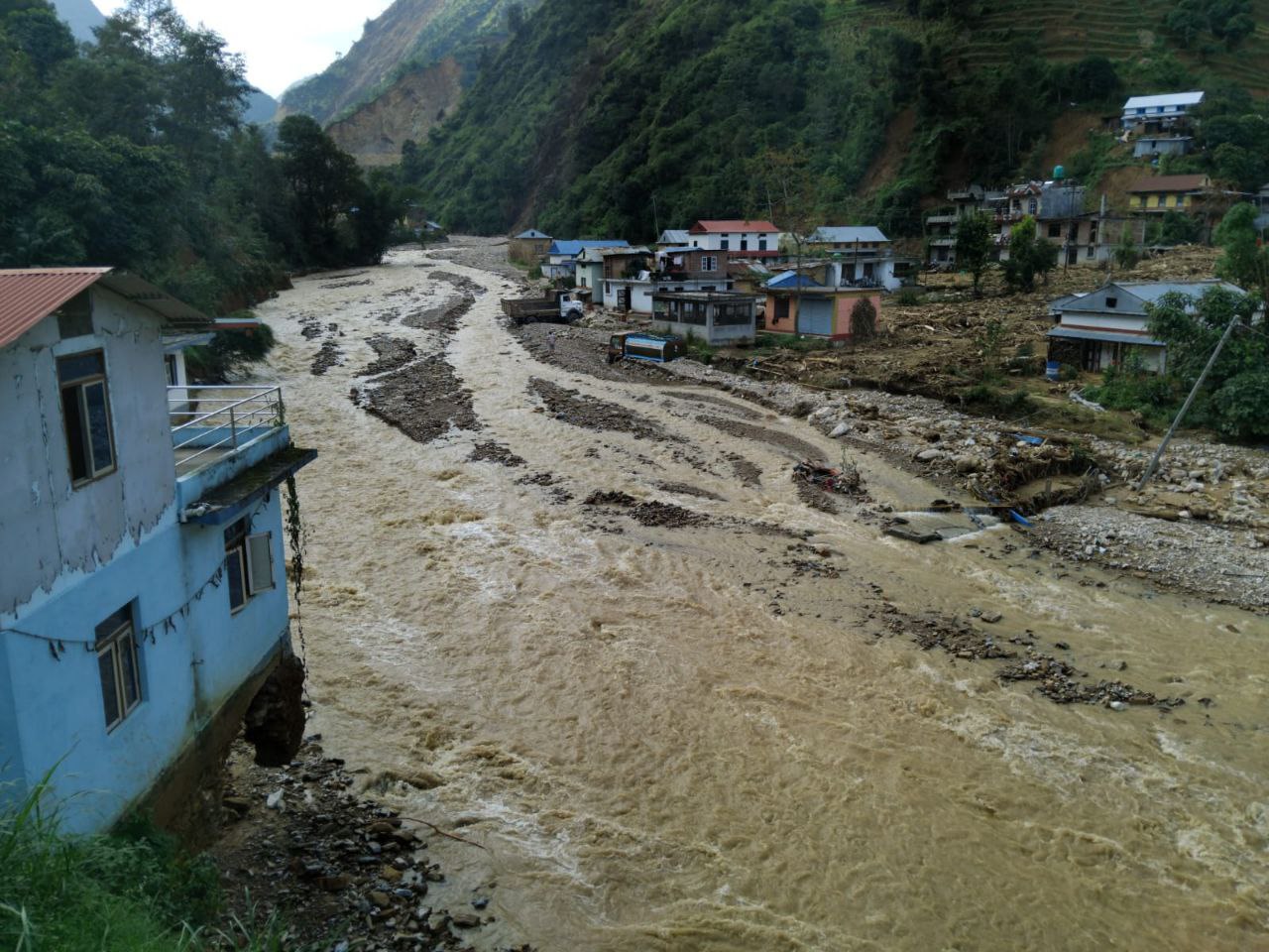 क्रसर र ढुंगाखानीका कारण रोशी र पनौती तहसनहस