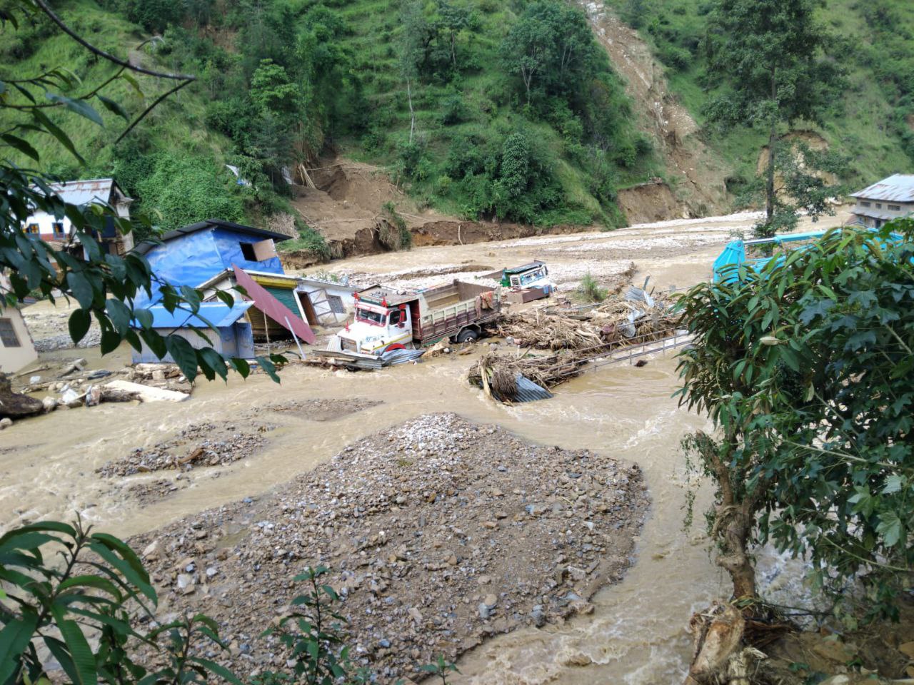 क्रसर र ढुंगाखानीका कारण रोशी र पनौती तहसनहस