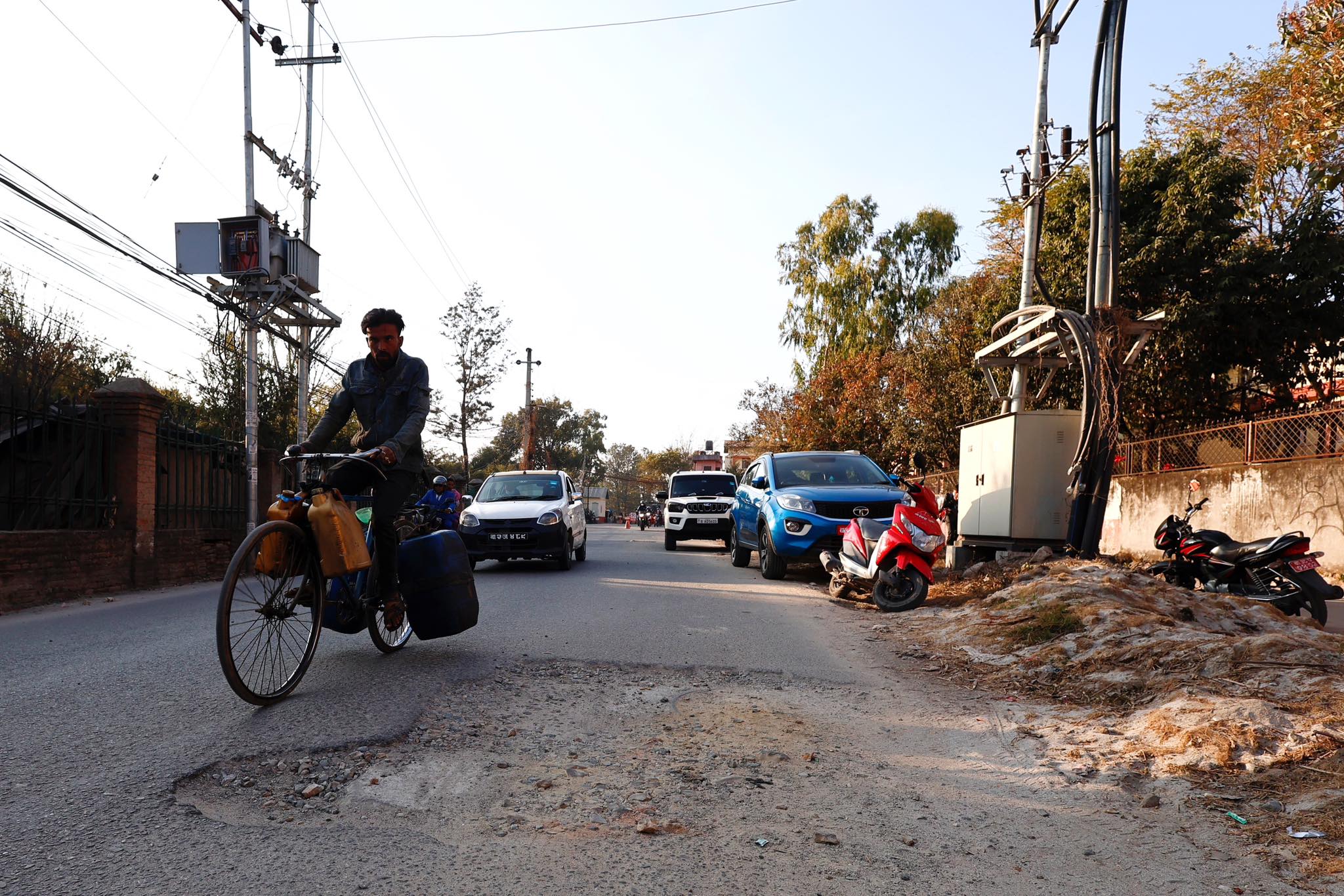 मन्त्रीले खाल्डाखुल्डीरहित भनेका सडकभरि खाल्डैखाल्डा (तस्वीरहरू)