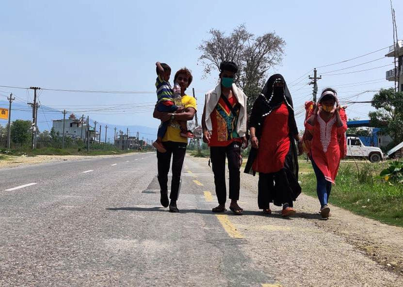 पैदल घर हिंडेकालाई प्रदेश ५ ले स्वास्थ्यजाँच, खाना र गन्तव्यसम्म पुर् ...